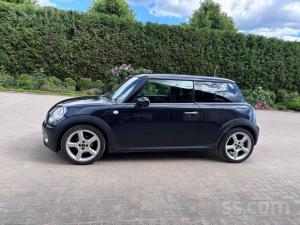 Black MINI Cooper 2008 in Cesis, with an engine capacity of 1.60 L and mileage of 281 thousand km for 2500 €, photo 1 on AUTOMOTO.COM.LV