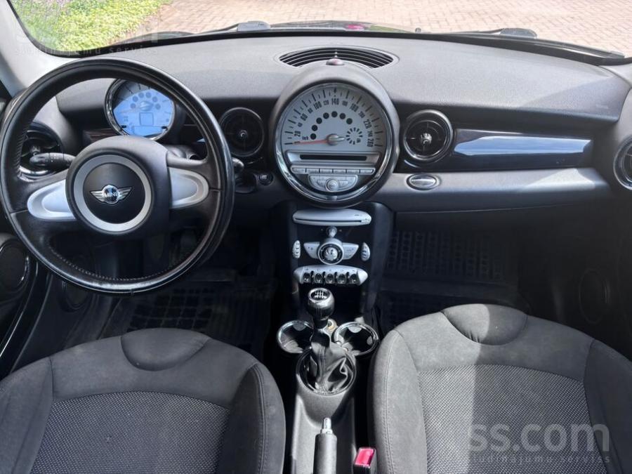 Black MINI Cooper 2008 in Cesis, with an engine capacity of 1.60 L and mileage of 281 thousand km for 2500 €, photo 3 on AUTOMOTO.COM.LV