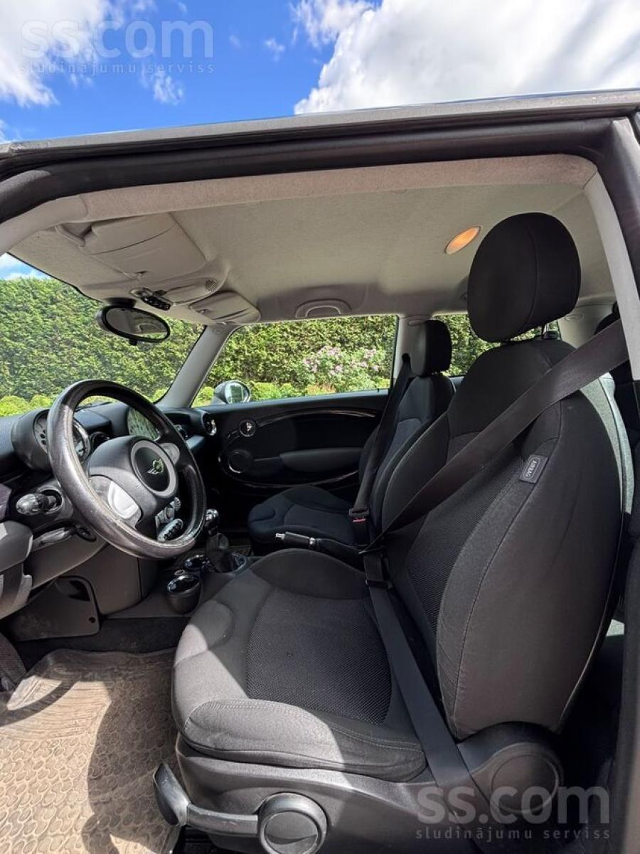 Black MINI Cooper 2008 in Cesis, with an engine capacity of 1.60 L and mileage of 281 thousand km for 2500 €, photo 4 on AUTOMOTO.COM.LV