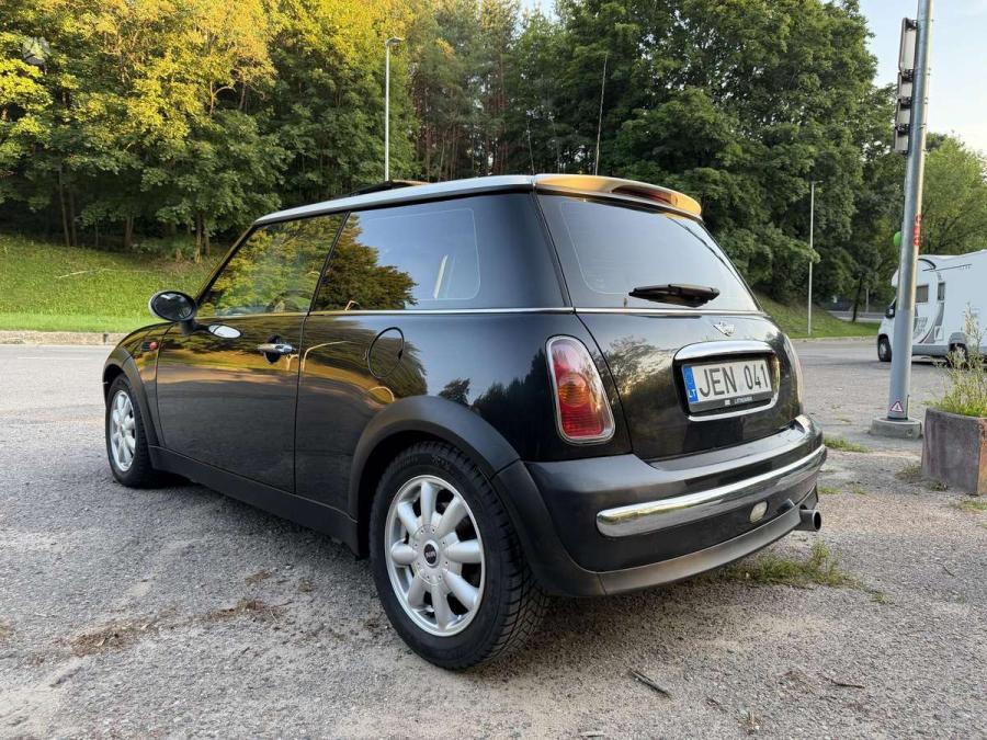 Black MINI Cooper 2001 in Vilnius, with an engine capacity of 1.60 L and mileage of 249 thousand km for 1450 €, photo 4 on AUTOMOTO.COM.LV