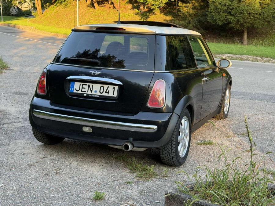 Black MINI Cooper 2001 in Vilnius, with an engine capacity of 1.60 L and mileage of 249 thousand km for 1450 €, photo 5 on AUTOMOTO.COM.LV