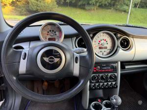Black MINI Cooper 2001 in Vilnius, with an engine capacity of 1.60 L and mileage of 249 thousand km for 1450 €, photo 7 on AUTOMOTO.COM.LV