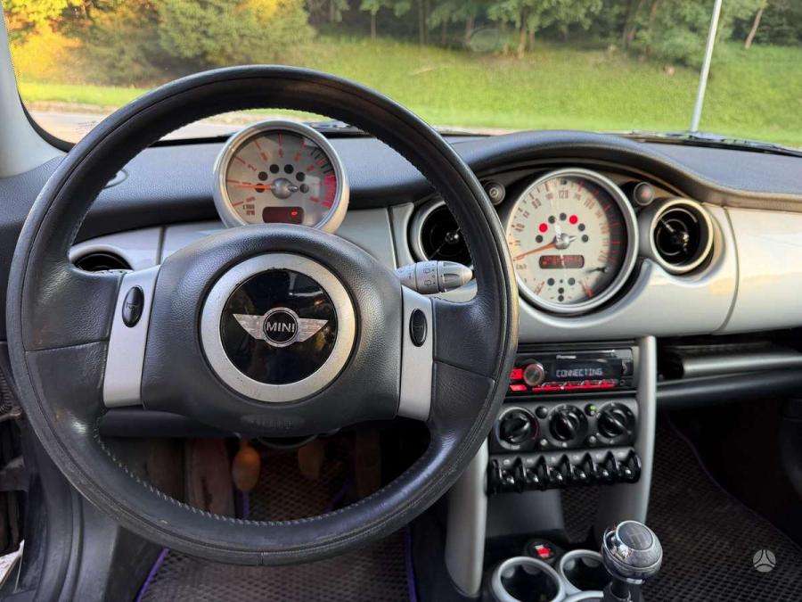 Black MINI Cooper 2001 in Vilnius, with an engine capacity of 1.60 L and mileage of 249 thousand km for 1450 €, photo 7 on AUTOMOTO.COM.LV
