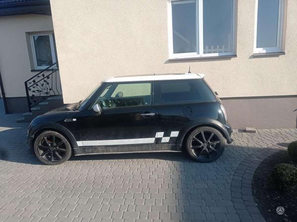Black MINI Cooper 2002 in Vilkaviskis, with an engine capacity of 1.60 L and mileage of 283 thousand km for 1250 €, photo 1 on AUTOMOTO.COM.LV
