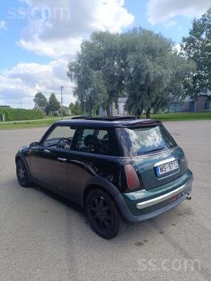 Black MINI Cooper 2002 in Bauska, with an engine capacity of 1.60 L and mileage of 228 thousand km for 1800 €, photo 3 on AUTOMOTO.COM.LV