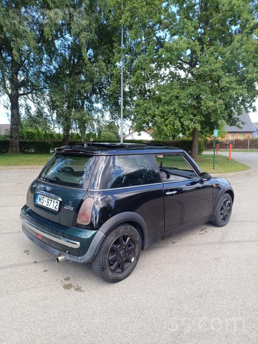 Black MINI Cooper 2002 in Bauska, with an engine capacity of 1.60 L and mileage of 228 thousand km for 1800 €, photo 5 on AUTOMOTO.COM.LV