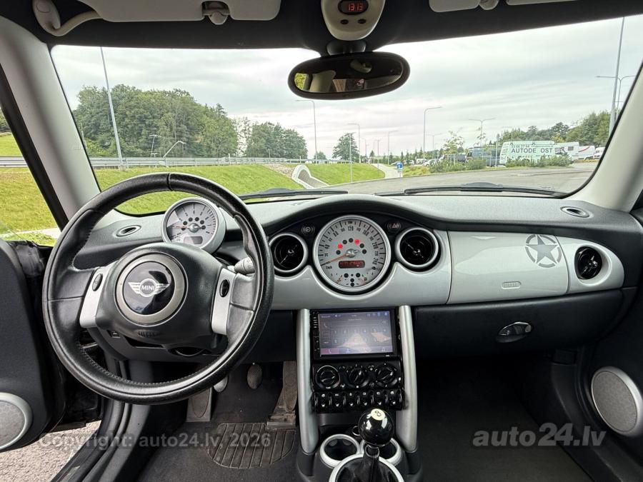 Black MINI Cooper 2004 in Tallinn, with an engine capacity of 1.60 L and mileage of 246 thousand km for 4200 €, photo 7 on AUTOMOTO.COM.LV