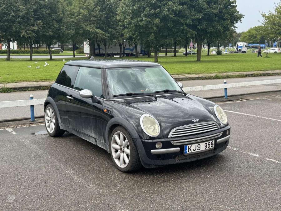 Black MINI Cooper 2004 in Klaipeda, with an engine capacity of 1.60 L and mileage of 316 thousand km for 799 €, photo 3 on AUTOMOTO.COM.LV