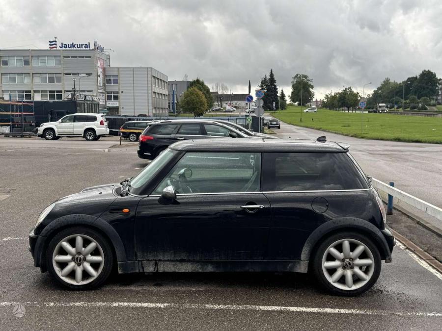 Black MINI Cooper 2004 in Klaipeda, with an engine capacity of 1.60 L and mileage of 316 thousand km for 799 €, photo 5 on AUTOMOTO.COM.LV