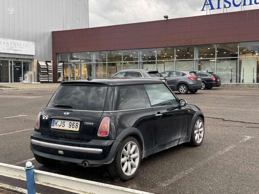 Black MINI Cooper 2004 in Klaipeda, with an engine capacity of 1.60 L and mileage of 316 thousand km for 799 €, photo 6 on AUTOMOTO.COM.LV