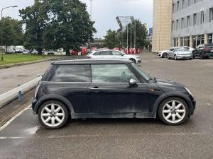 Black MINI Cooper 2004 in Klaipeda, with an engine capacity of 1.60 L and mileage of 316 thousand km for 799 €, photo 9 on AUTOMOTO.COM.LV