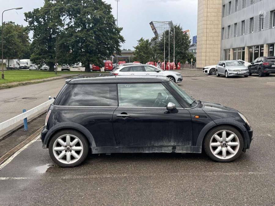 Black MINI Cooper 2004 in Klaipeda, with an engine capacity of 1.60 L and mileage of 316 thousand km for 799 €, photo 9 on AUTOMOTO.COM.LV