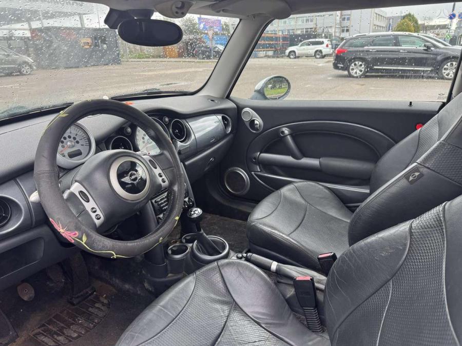 Black MINI Cooper 2004 in Klaipeda, with an engine capacity of 1.60 L and mileage of 316 thousand km for 799 €, photo 10 on AUTOMOTO.COM.LV