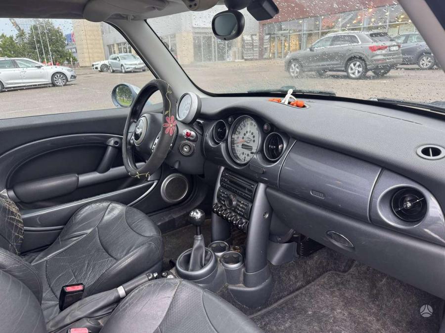 Black MINI Cooper 2004 in Klaipeda, with an engine capacity of 1.60 L and mileage of 316 thousand km for 799 €, photo 11 on AUTOMOTO.COM.LV