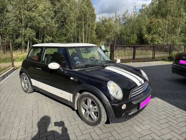 MINI Cooper 2004 in Vilnius on AUTOMOTO.COM.LV Black MINI Cooper 2004 in Vilnius, with an engine capacity of 1.60 L and mileage of 217 thousand km for 750 €, photo 3 on AUTOMOTO.COM.LV