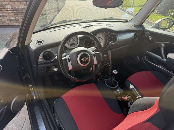 MINI Cooper 2004 in Vilnius on AUTOMOTO.COM.LV Black MINI Cooper 2004 in Vilnius, with an engine capacity of 1.60 L and mileage of 217 thousand km for 750 €, photo 7 on AUTOMOTO.COM.LV