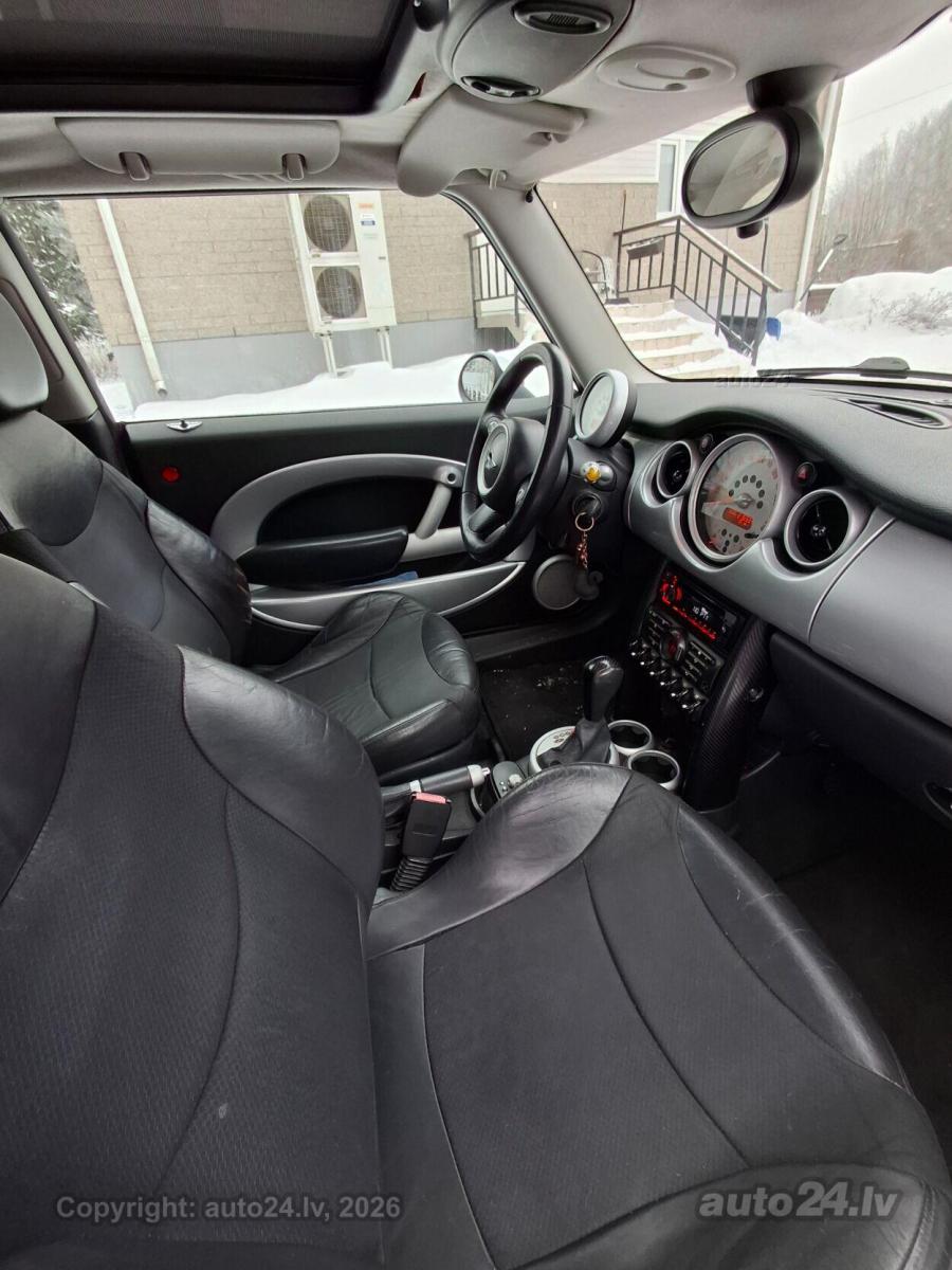Black MINI Cooper 2005 in Tallinn, with an engine capacity of 1.60 L and mileage of 216 thousand km for 2800 €, photo 12 on AUTOMOTO.COM.LV