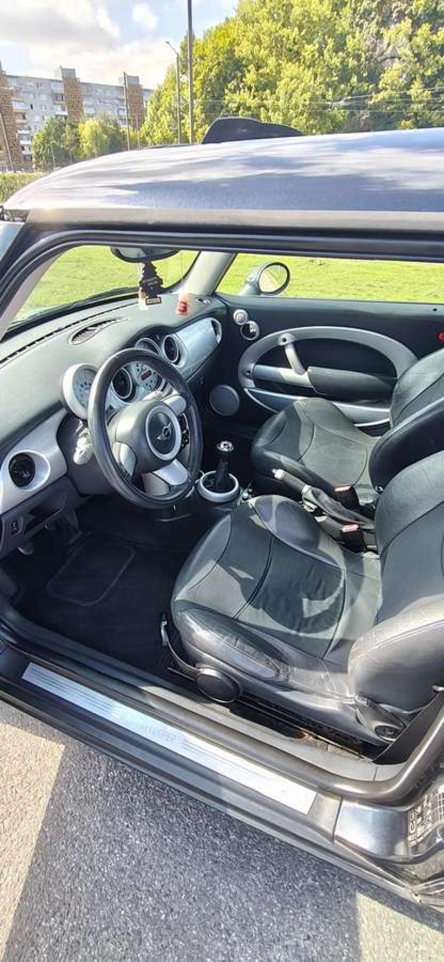 Black MINI Cooper 2005 in Kaunas, with an engine capacity of 1.60 L and mileage of 190 thousand km for 1070 €, photo 13 on AUTOMOTO.COM.LV