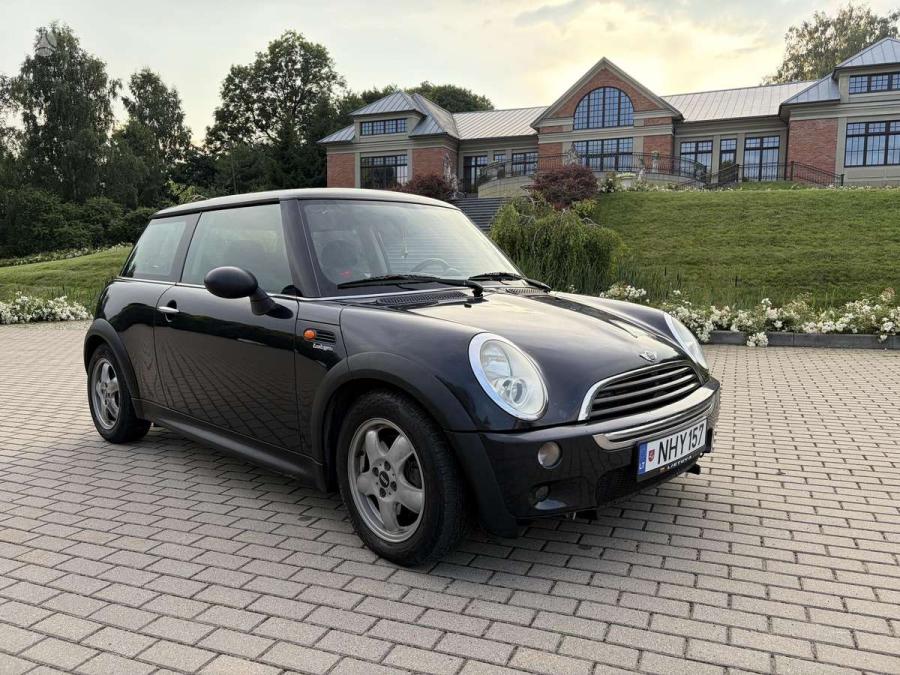 Black MINI Cooper 2006 in Vilnius, with an engine capacity of 1.40 L and mileage of 257 thousand km for 900 €, photo 1 on AUTOMOTO.COM.LV