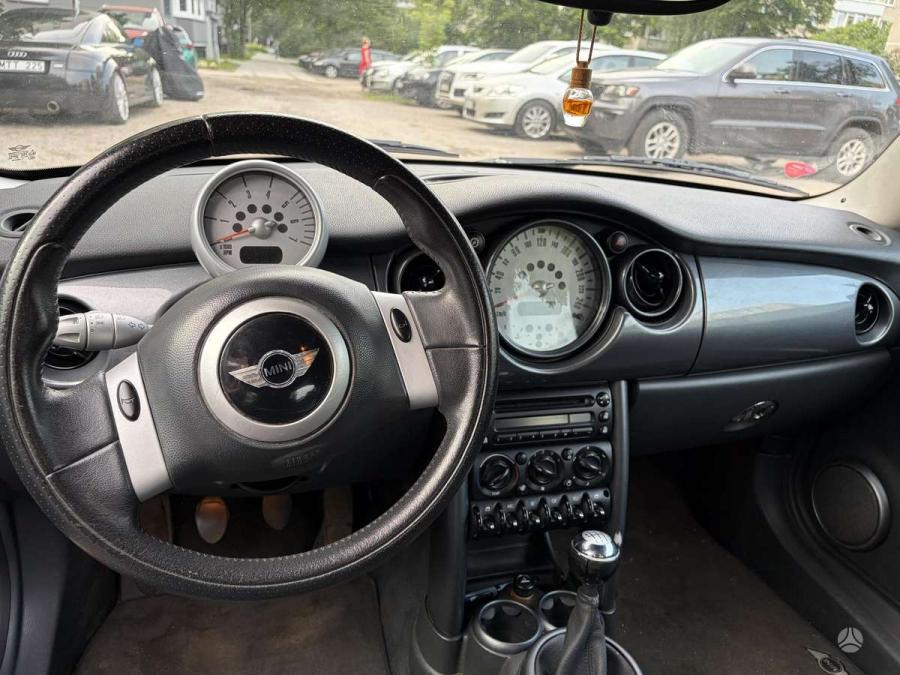 Black MINI Cooper 2006 in Vilnius, with an engine capacity of 1.40 L and mileage of 257 thousand km for 900 €, photo 9 on AUTOMOTO.COM.LV
