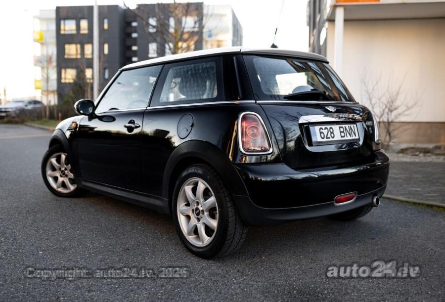 Black MINI Cooper 2007 in Tallinn, with an engine capacity of 1.60 L and mileage of 226 thousand km for 2699 €, photo 2 on AUTOMOTO.COM.LV