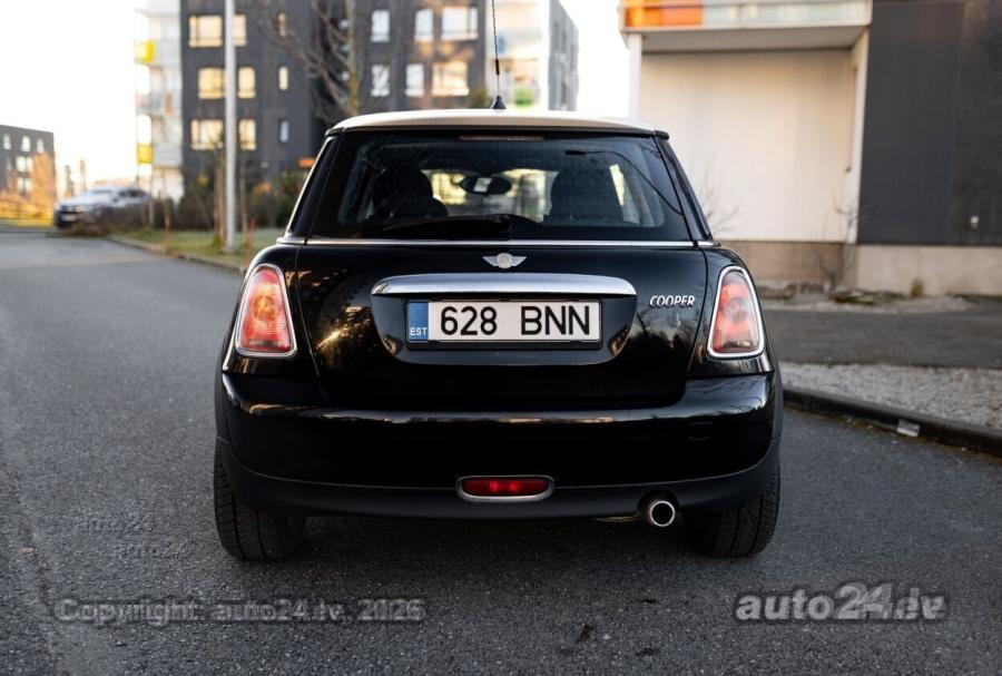 Black MINI Cooper 2007 in Tallinn, with an engine capacity of 1.60 L and mileage of 226 thousand km for 2699 €, photo 3 on AUTOMOTO.COM.LV