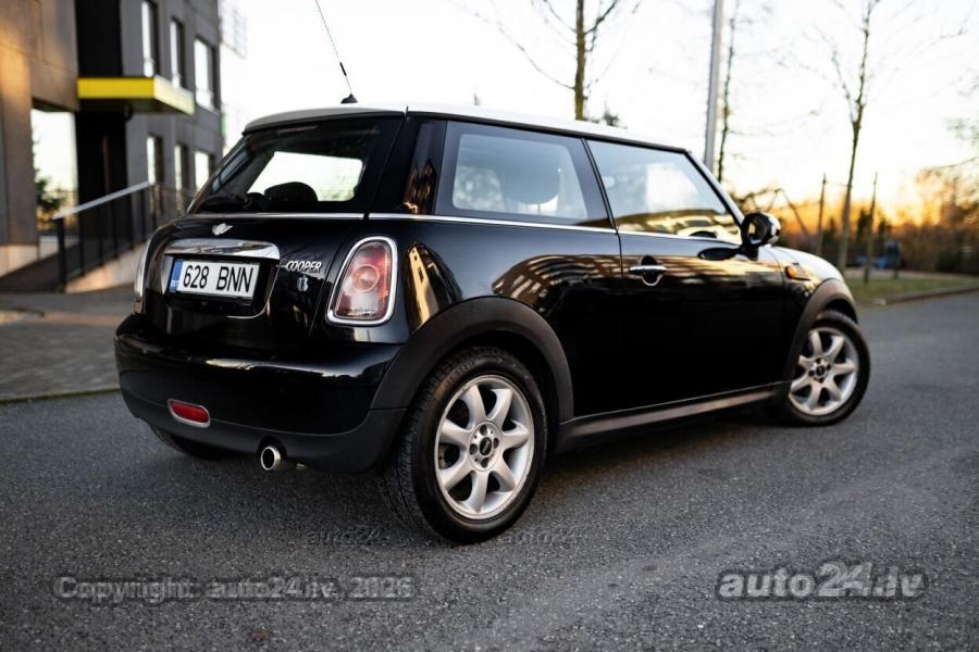 Black MINI Cooper 2007 in Tallinn, with an engine capacity of 1.60 L and mileage of 226 thousand km for 2699 €, photo 4 on AUTOMOTO.COM.LV