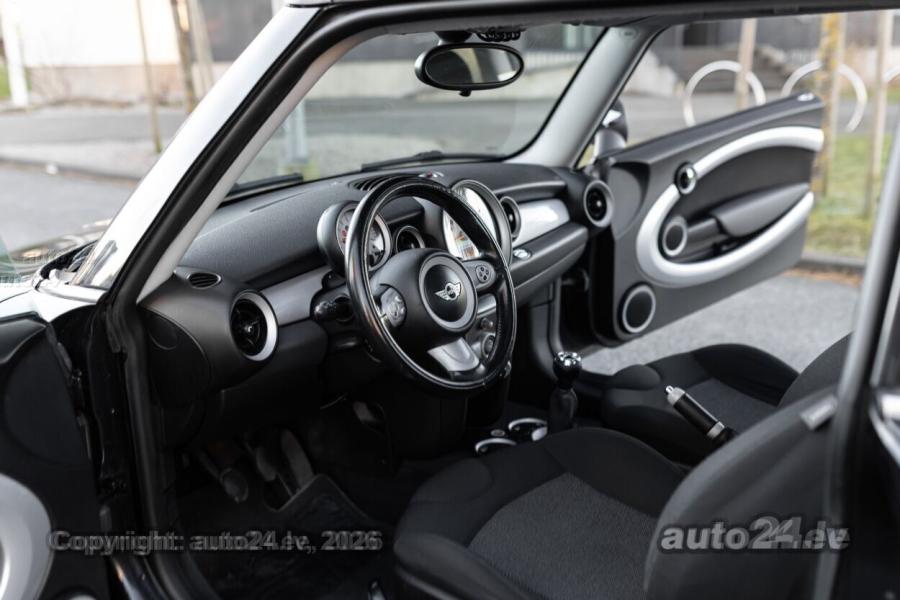 Black MINI Cooper 2007 in Tallinn, with an engine capacity of 1.60 L and mileage of 226 thousand km for 2699 €, photo 8 on AUTOMOTO.COM.LV