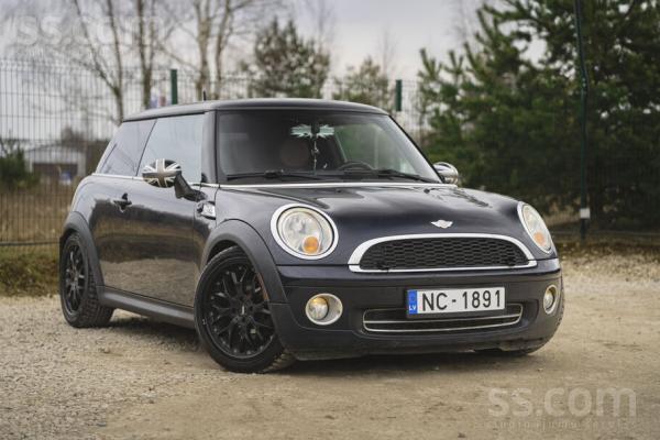 Black MINI Cooper 2007 in Riga, with an engine capacity of 1.60 L and mileage of 186 thousand km for 5490 €, photo 3 on AUTOMOTO.COM.LV