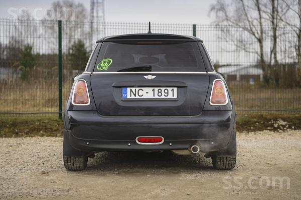 Black MINI Cooper 2007 in Riga, with an engine capacity of 1.60 L and mileage of 186 thousand km for 5490 €, photo 5 on AUTOMOTO.COM.LV
