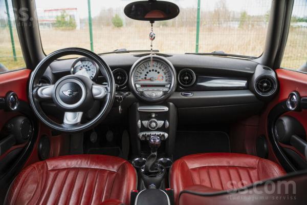 Black MINI Cooper 2007 in Riga, with an engine capacity of 1.60 L and mileage of 186 thousand km for 5490 €, photo 10 on AUTOMOTO.COM.LV