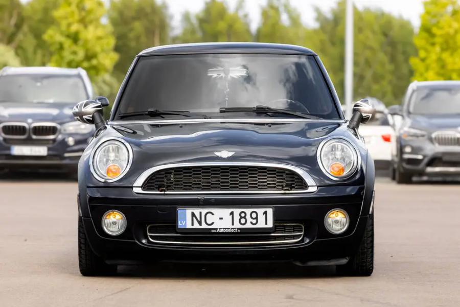 Black MINI Cooper 2007 in Jelgava, with an engine capacity of 1.60 L and mileage of 186 thousand km for 2700 €, photo 3 on AUTOMOTO.COM.LV