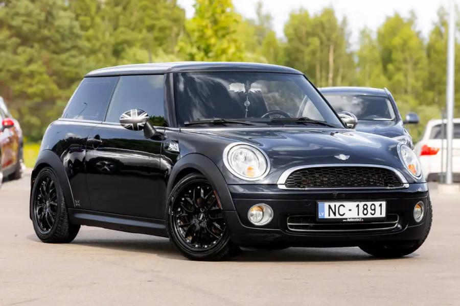 Black MINI Cooper 2007 in Jelgava, with an engine capacity of 1.60 L and mileage of 186 thousand km for 2700 €, photo 4 on AUTOMOTO.COM.LV