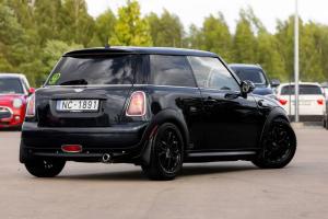 Black MINI Cooper 2007 in Jelgava, with an engine capacity of 1.60 L and mileage of 186 thousand km for 2700 €, photo 5 on AUTOMOTO.COM.LV