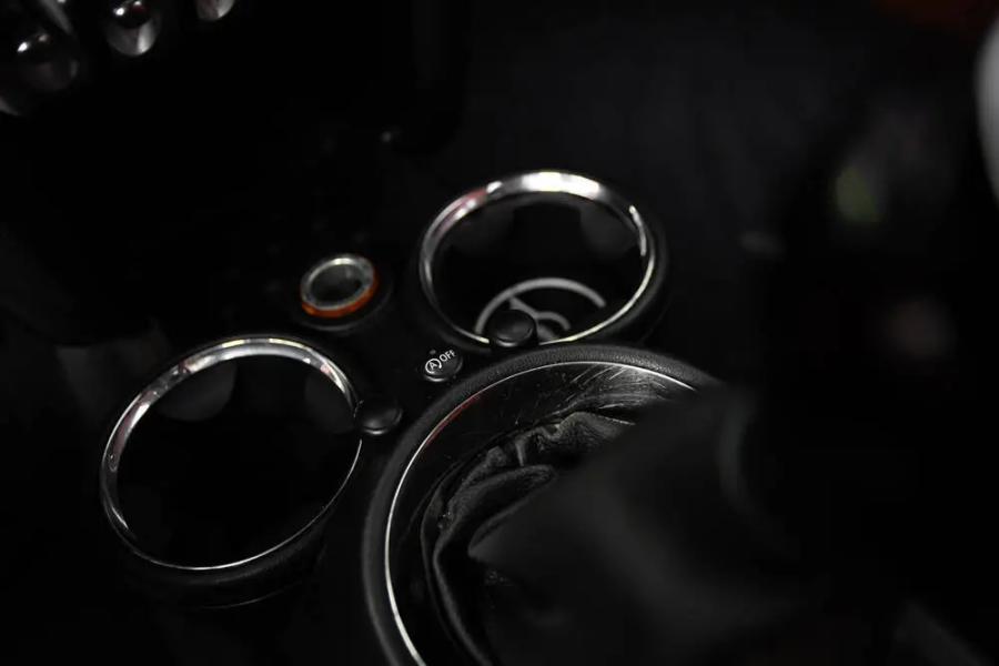 Black MINI Cooper 2007 in Jelgava, with an engine capacity of 1.60 L and mileage of 186 thousand km for 2700 €, photo 10 on AUTOMOTO.COM.LV