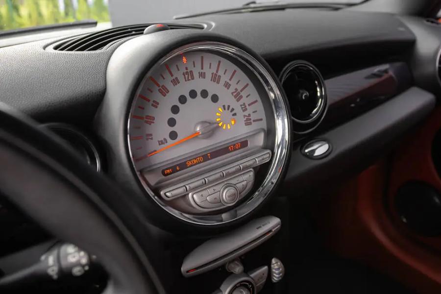 Black MINI Cooper 2007 in Jelgava, with an engine capacity of 1.60 L and mileage of 186 thousand km for 2700 €, photo 12 on AUTOMOTO.COM.LV
