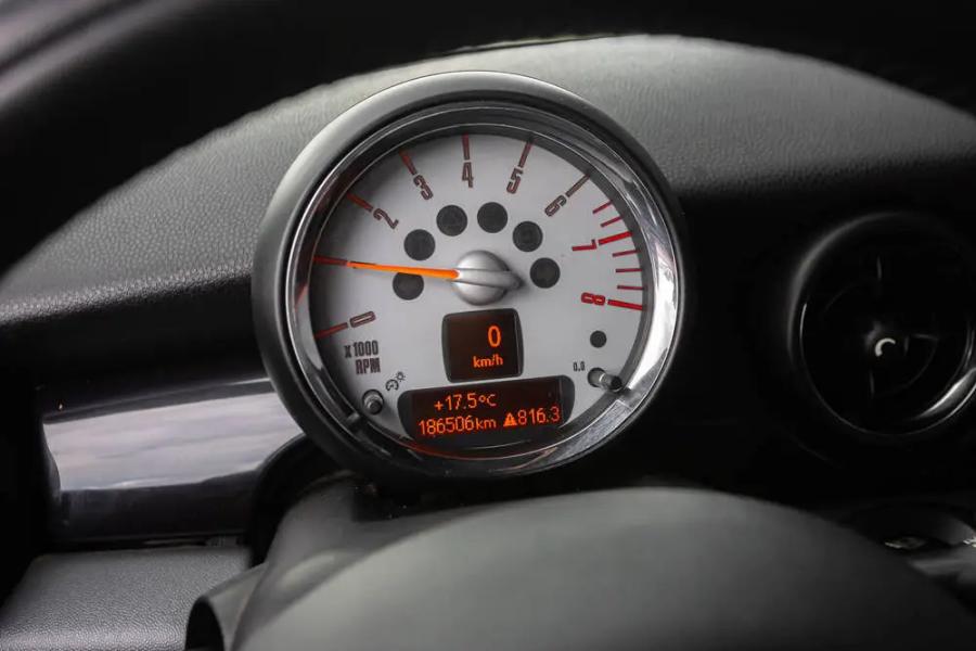 Black MINI Cooper 2007 in Jelgava, with an engine capacity of 1.60 L and mileage of 186 thousand km for 2700 €, photo 13 on AUTOMOTO.COM.LV