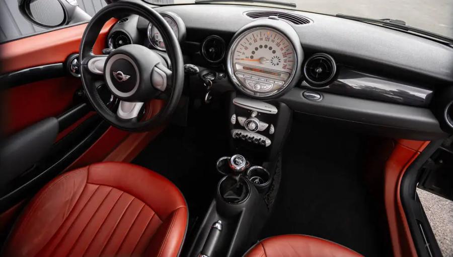Black MINI Cooper 2007 in Jelgava, with an engine capacity of 1.60 L and mileage of 186 thousand km for 2700 €, photo 16 on AUTOMOTO.COM.LV