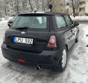 Black MINI Cooper 2008 in Vilnius, with an engine capacity of 1.60 L and mileage of 259 thousand km for 2300 €, photo 3 on AUTOMOTO.COM.LV