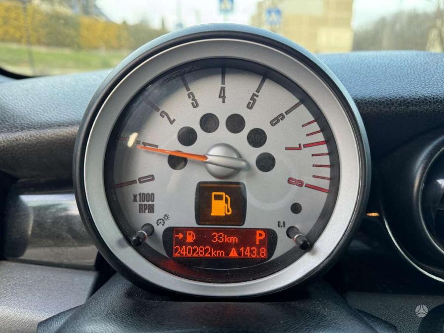 Black MINI Cooper 2008 in Vilnius, with an engine capacity of 1.60 L and mileage of 241 thousand km for 2799 €, photo 10 on AUTOMOTO.COM.LV