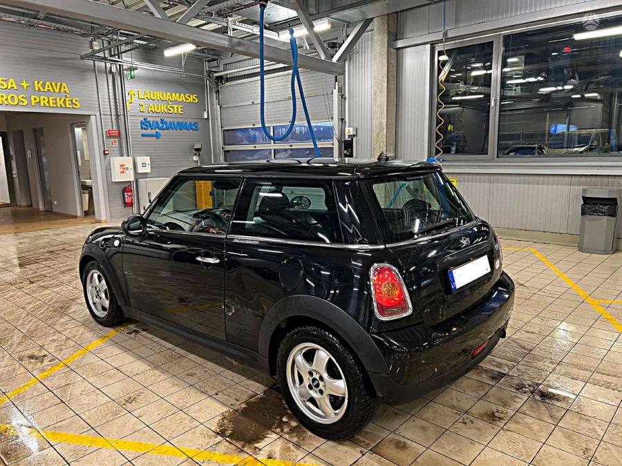 Black MINI Cooper 2010 in Vilnius, with an engine capacity of 1.60 L and mileage of 261 thousand km for 2850 €, photo 1 on AUTOMOTO.COM.LV