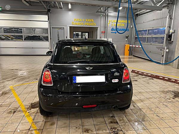 Melns MINI Cooper 2010 Viļņa, ar dzinēja tilpumu 1.60 L un nobraukumu 261 tūkst. km par 2850 €, foto 2 vietnē AUTOMOTO.COM.LV