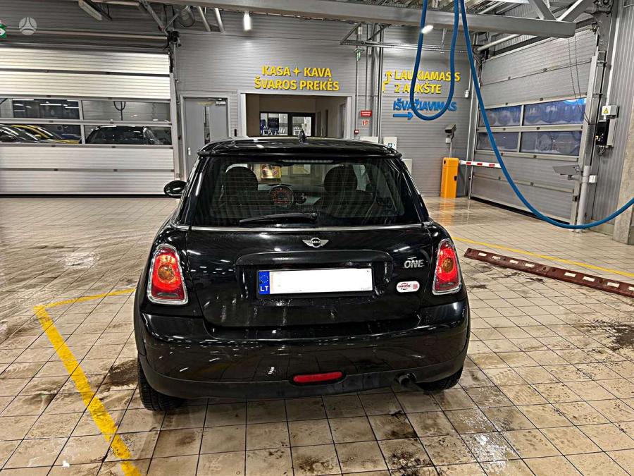 Black MINI Cooper 2010 in Vilnius, with an engine capacity of 1.60 L and mileage of 261 thousand km for 2850 €, photo 2 on AUTOMOTO.COM.LV