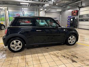 Black MINI Cooper 2010 in Vilnius, with an engine capacity of 1.60 L and mileage of 261 thousand km for 2850 €, photo 4 on AUTOMOTO.COM.LV