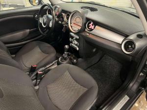 Black MINI Cooper 2010 in Vilnius, with an engine capacity of 1.60 L and mileage of 261 thousand km for 2850 €, photo 8 on AUTOMOTO.COM.LV