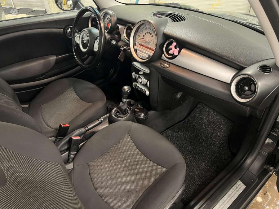 Black MINI Cooper 2010 in Vilnius, with an engine capacity of 1.60 L and mileage of 261 thousand km for 2850 €, photo 8 on AUTOMOTO.COM.LV