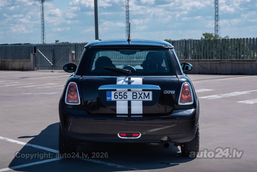 Black MINI Cooper 2010 in Tallinn, with an engine capacity of 1.60 L and mileage of 255 thousand km for 4500 €, photo 6 on AUTOMOTO.COM.LV