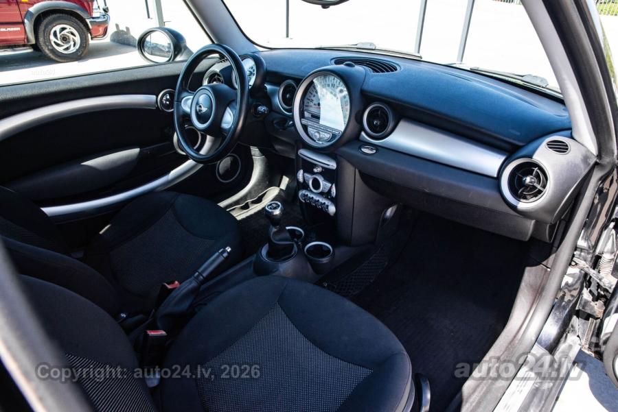 Black MINI Cooper 2010 in Tallinn, with an engine capacity of 1.60 L and mileage of 255 thousand km for 4500 €, photo 11 on AUTOMOTO.COM.LV
