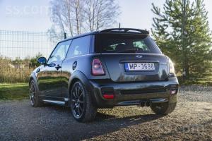 Black MINI Cooper 2011 in Riga, with an engine capacity of 1.60 L and mileage of 236 thousand km for 7990 €, photo 5 on AUTOMOTO.COM.LV