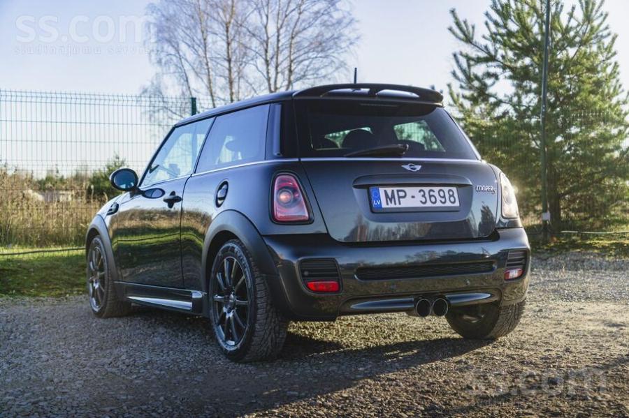 Black MINI Cooper 2011 in Riga, with an engine capacity of 1.60 L and mileage of 236 thousand km for 7990 €, photo 5 on AUTOMOTO.COM.LV